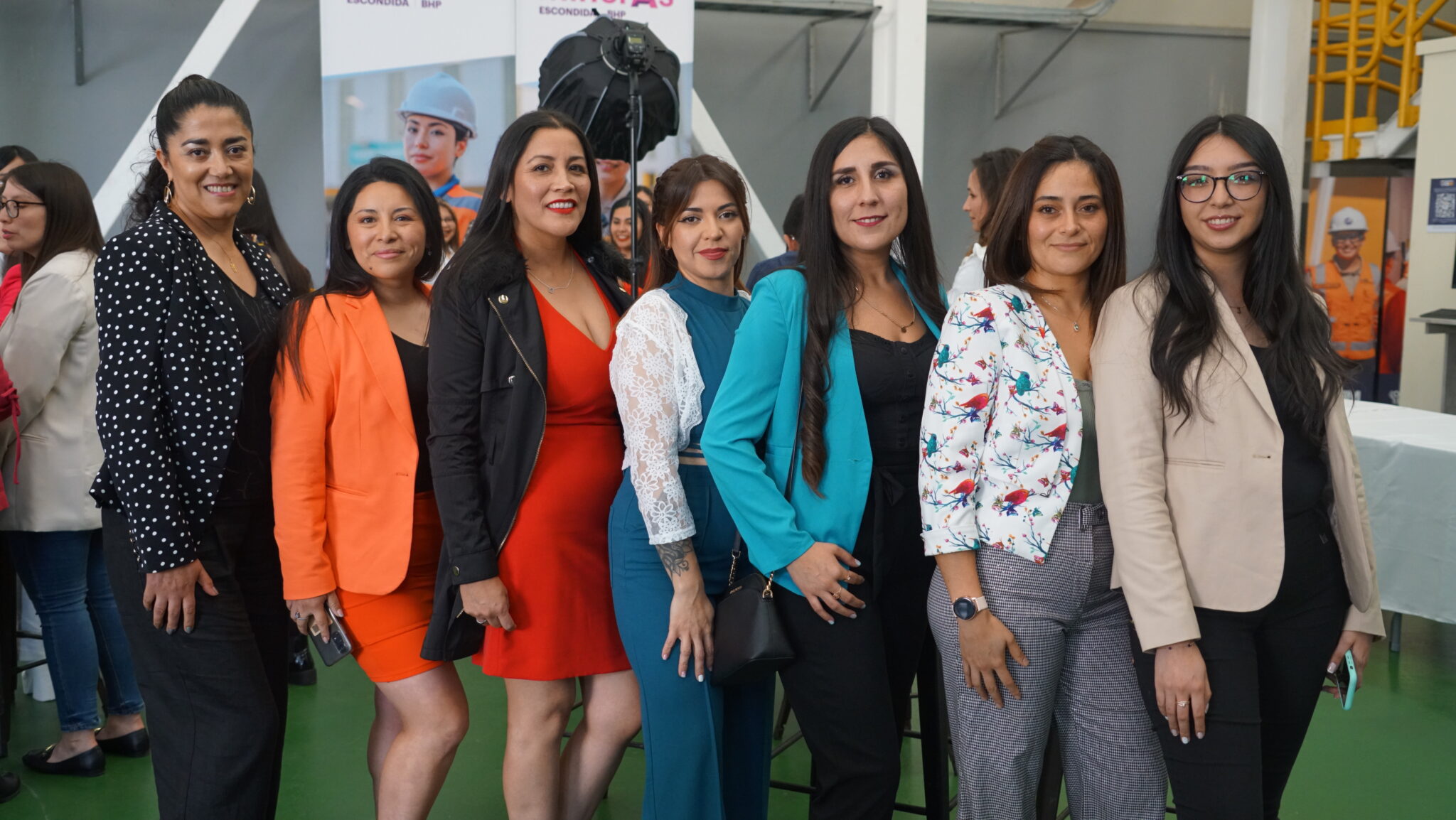 Escondida | BHP certificó a 120 mujeres como operadoras y mantenedoras, triplicando el promedio ...